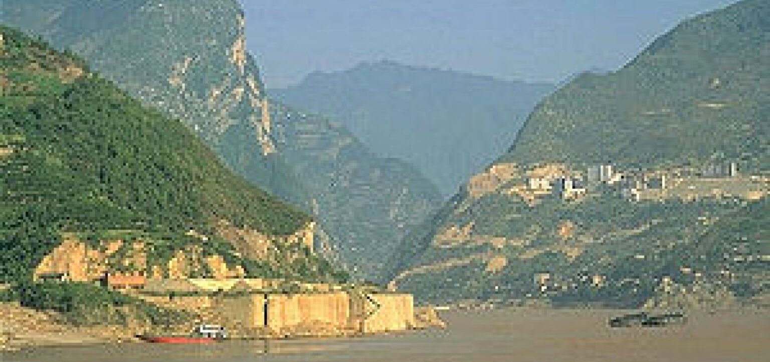 Seca em rio na China revela estátuas budistas de 600 anos